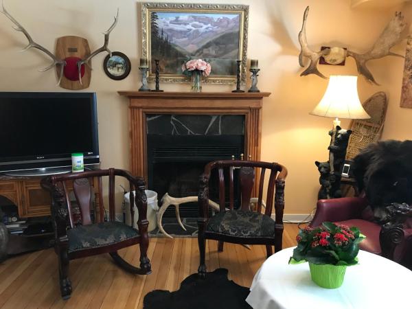 Holiday Lodge Bed And Breakfast - Banff