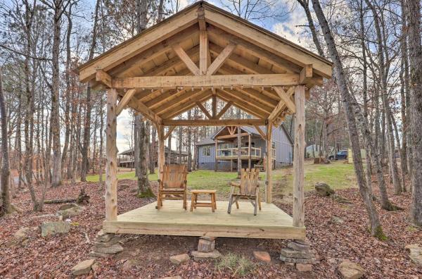 Creek-view Getaway W/ Deck, Yard, & Fire Pit! - Summerville, GA