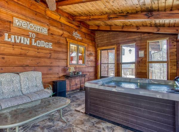 Livin' Lodge, Hot Tub, Wifi, 1089 Free Tickets Each Paid Day, Dollywood And More - Gatlinburg, TN