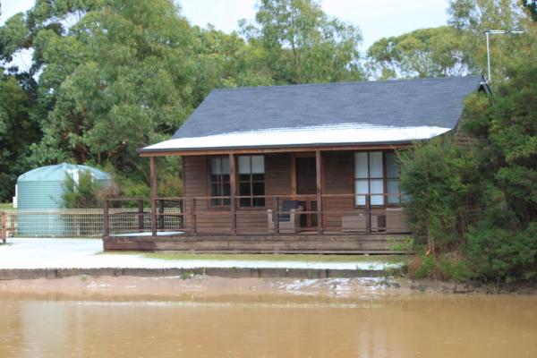 Inverloch Par 3 Golf & Cafe And Cocoa & Briar Cottages - Inverloch