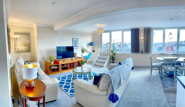 Scarborough Penthouse, Private Balcony, Superb Views, Lift, Reserved Free Parking - Scarborough