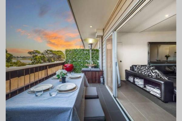 Surf, Shops And Spacious Apartment - San Remo