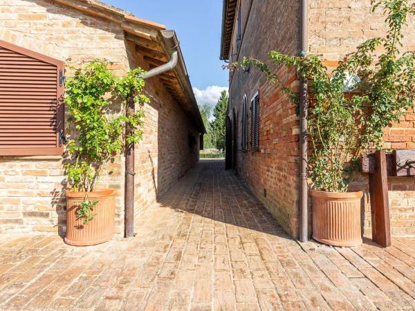 Farmhouse In Buonconvento - Tuscany