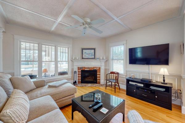 Quaint Bungalow - Kennebunk, ME