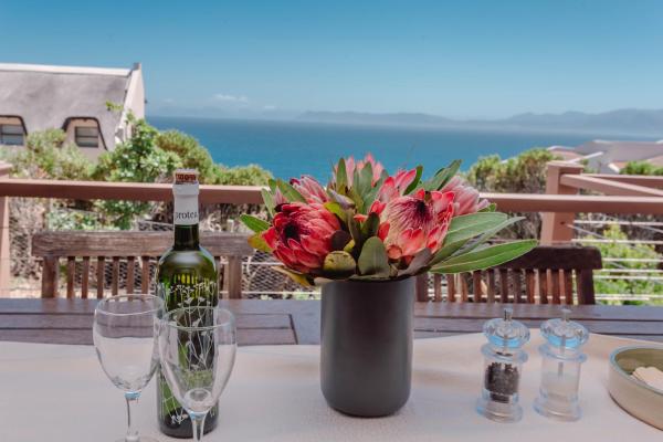 Oceanfront Bungalow 3 Br 2ba Wifi, Fireplace, Modern Kitchen, Solar With Backup - De Kelders