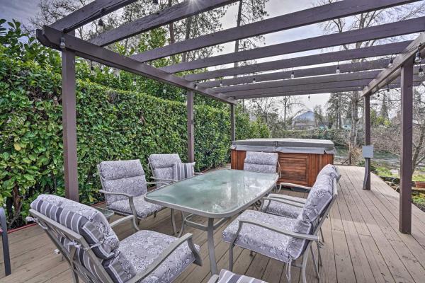 Hot Tub & Views: Spacious Getaway On Rogue River - Grants Pass, OR