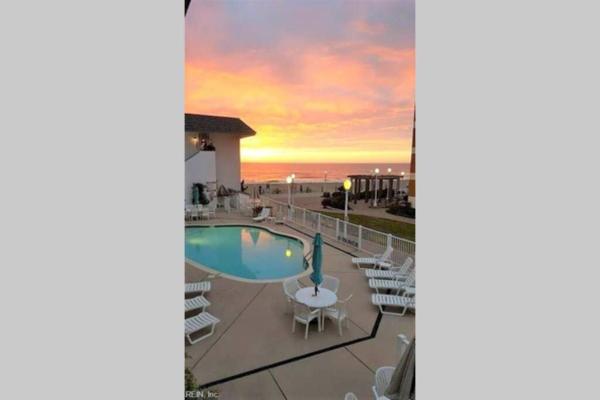 Renovated, Oceanfront Building, Boardwalk, Pool, Beach, 4 People, Cozy Studio Unit, Walk Right Out No Elevator, Kitchen, Restaurant - First Landing State Park, Virginia Beach