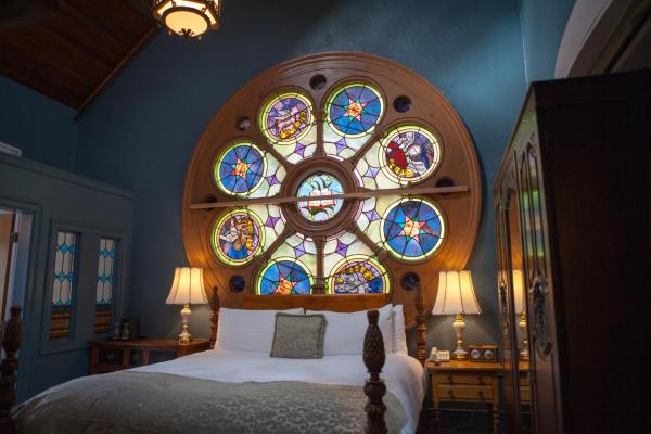 Stained Glass Suite In A Converted Church! Jacuzzi - Mashpee, MA