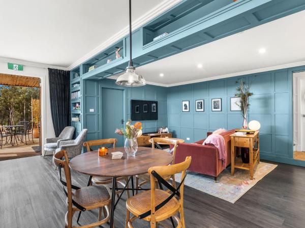 Block Eight Estate Water View Villa - Branxton