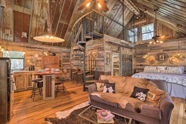 Horse Thief Inn Cabin Retreat With Deck And Hot Tub! - Texas