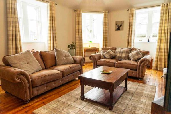 Spacious City Centre Apartment Full Of Character - Loch Ness