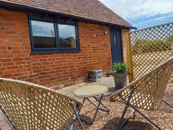 The Cow Shed, Kenilworth, Sleeps 2 - Kenilworth Castle and Elizabethan Garden