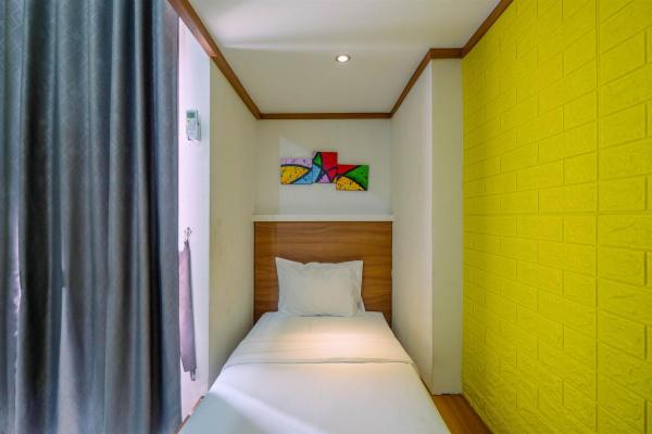 Comfort Studio With Bunk Bed At Dave Apartment By Travelio - Depok