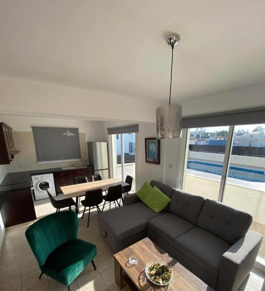 Cosy Apartment In Kato Paphos With Pool Access - Paphos