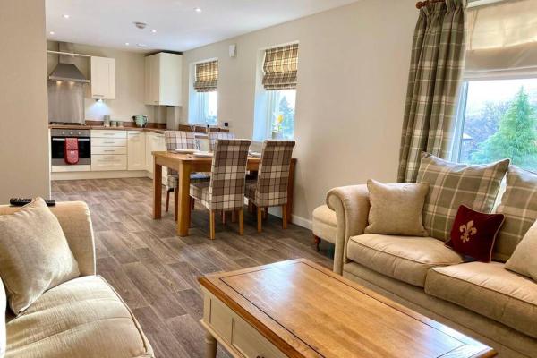 Beautiful 2 Bedroom, 2 Bathroom Flat With Parking. - Pitlochry