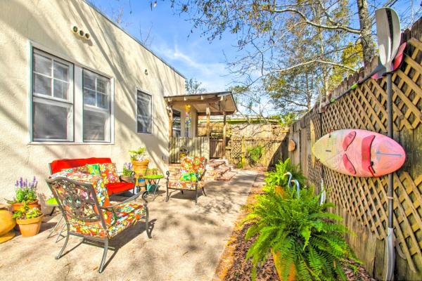 Colorful Pensacola Oasis: 1 Block To Bayview Park! - Pensacola, FL