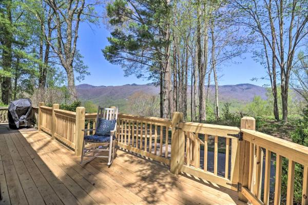 Summit Splendor Smoky Mountain Cabin With Fire Pit - North Carolina