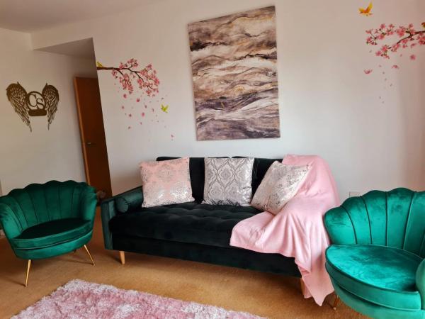 Emerald Blossom-central Warrington, Luxurious Yet Homely, Wifi, Secure Parking - Warrington
