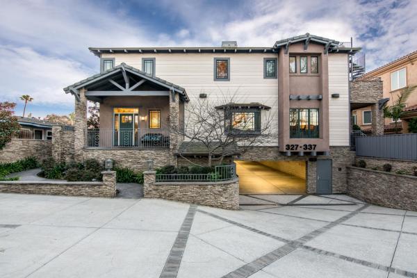 329 Oak Ave Gorgeous Condo Blocks From The Beach With Fireplace, Balcony, Central Ac, & W/d - Carlsbad, CA