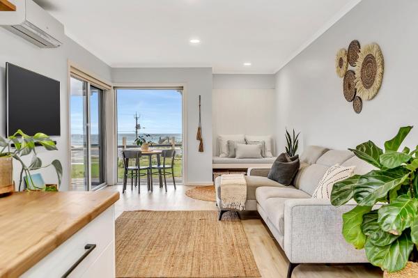 Lovingly Crafted Beachfront Villa - Adelaide