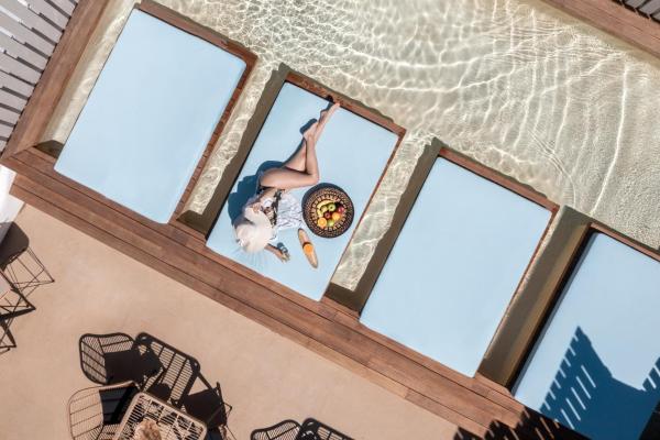 King Suite With Outdoor Hottub - Cyclades