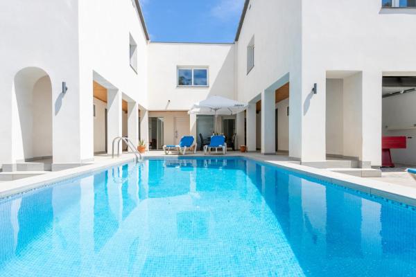 Goldhome - New House With Private Heated Pool, Parking, Wifi, Games Room - Empuriabrava
