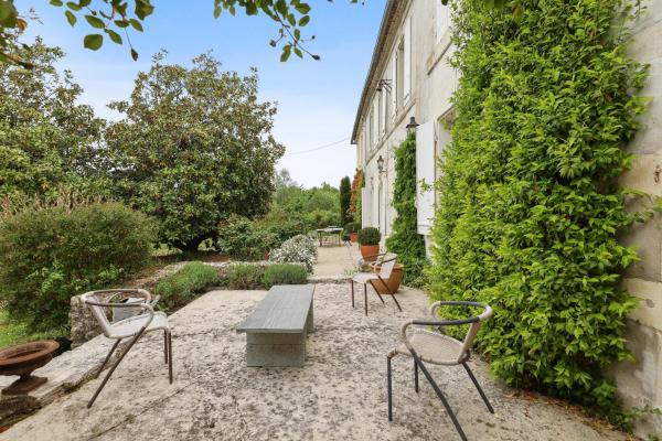 Maison De Charme à Julienne + Grand Jardin - Cognac