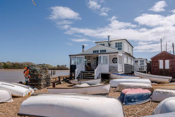 The Boathouse In Felixstowe Ferry - Stunning Waterfront Property - Felixstowe