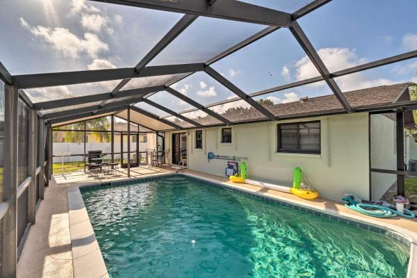 Bright Venice Home With Yard Less Than 4 Miles To Beach! - Venice, FL