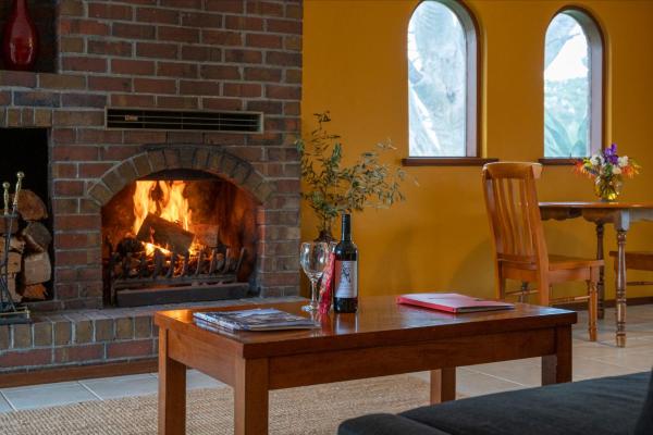 Linger Longer Vineyard: Ochre Cottage - Adelaide