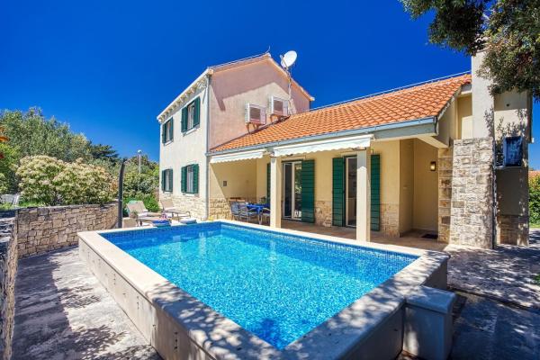 New! Villa San With Heated Pool, Traditional Surroundings, 3-bedrooms - Brač