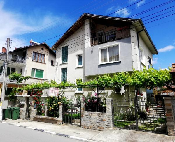 Къща за гости Стойнови - Rose Valley