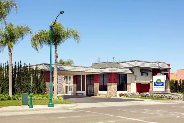 Days Inn & Suites By Wyndham Anaheim At Disneyland Park -