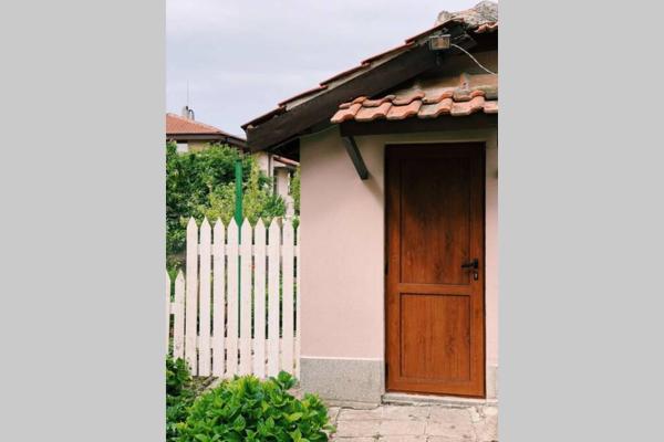 Cute Little House With A White Picket Fence - Bourgas