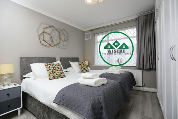Aisiki Stays Apartments At Hillingdon, 3-bedroom & 2-bathroom, Pet-friendly House With Garden, King Or Twin Beds With Free Wi-fi & Parking Space - Watford