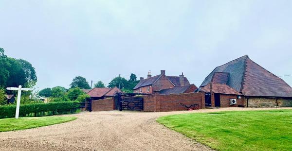 The Estate - 11 Bed - Sleeps 22 - Private Garden - Seaford
