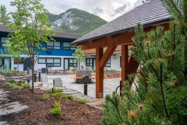 King Suite With Jetted Tub + Gas Fireplace - Banff
