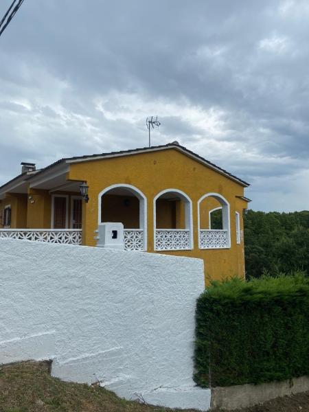 4 Bed Villa - Sleeps 8 - Pool - Hottub - Garden - Santa Susanna