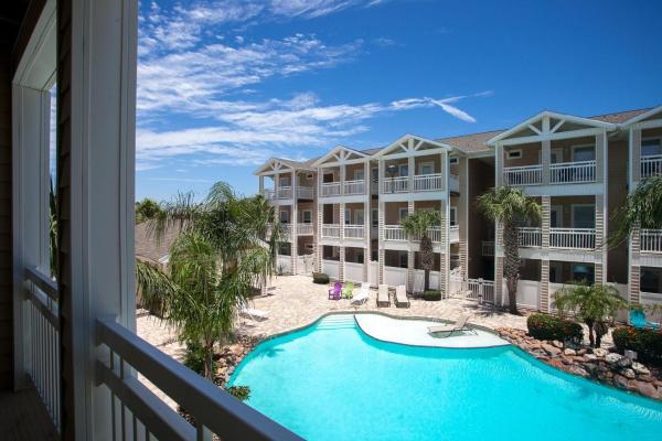 Luxurious Townhome Overlooking Tropical Pool - Corpus Christi, TX