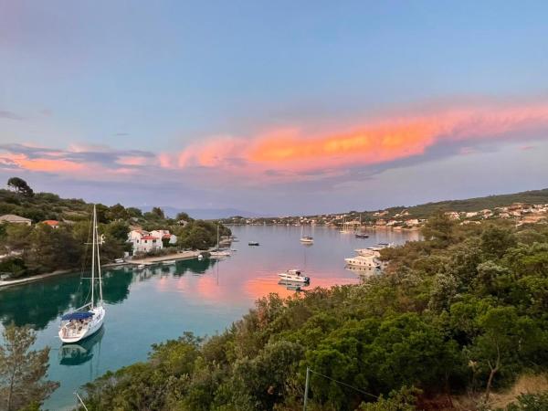 Seafront Rural Big House At Solta Croacia Island - Maslinica