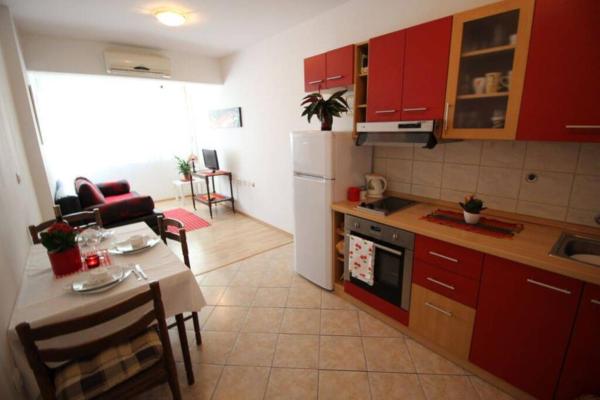 Old City/beach 13 Minutes Away, Parking, For 4 - Split