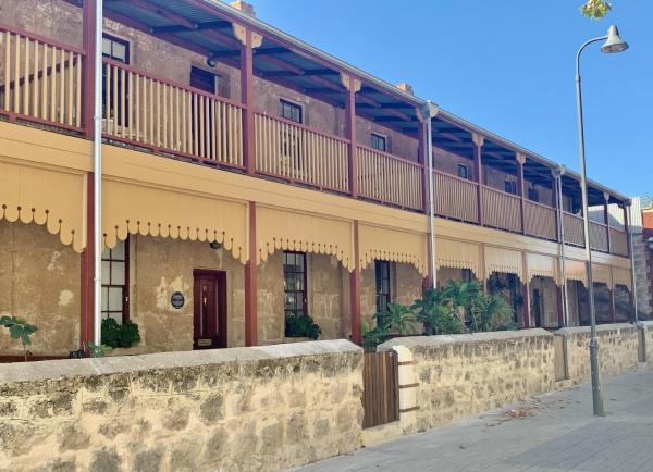 Warders Cottage: Iconic Cottage In The Heart Of Freo - Fremantle