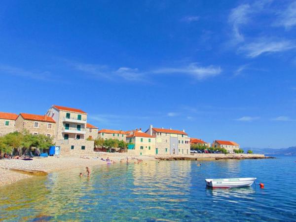 Beachfront Apartment With Big Terrace And Garden - Croatia