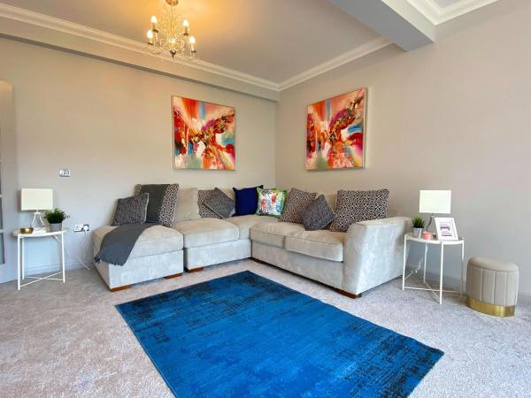 Beautiful Large 4 Bedroom House - 5 Minute Walk To The Best Beach! - Great Location - Garden - Parking - Fast Wifi - Smart Tv - Newly Decorated - Sleeps Up To 10! Close To Bournemouth & Poole & Sandbanks - Sandbanks