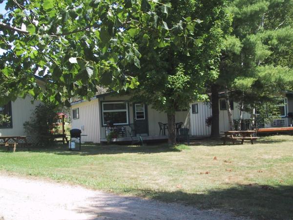 Colonial Bay Motel And Cottages - Huntsville