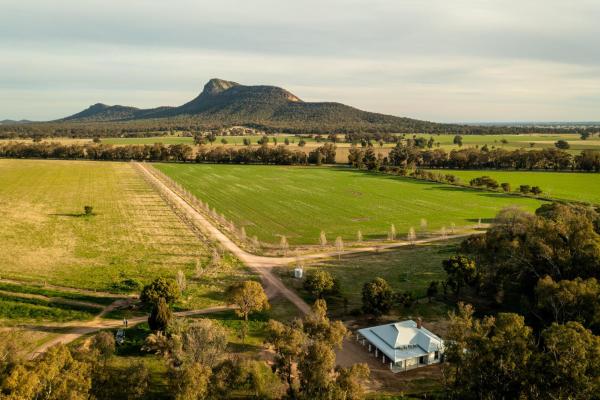 Avalon Farm Stay - The Rock