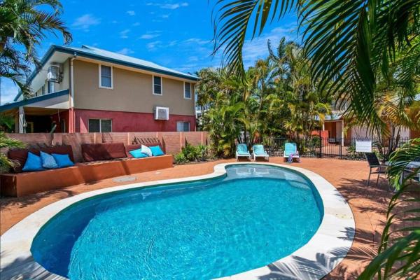 Located On The South Side Of Town, This Well Appointed Three Bedroom - Byron Bay