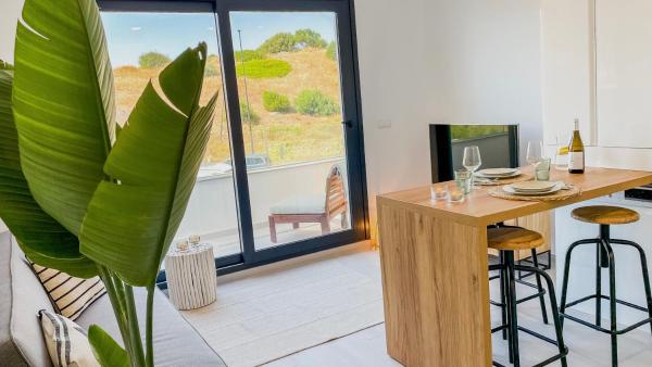 Cozy, Well Located And Balcony Sheltered From Wind - Spain