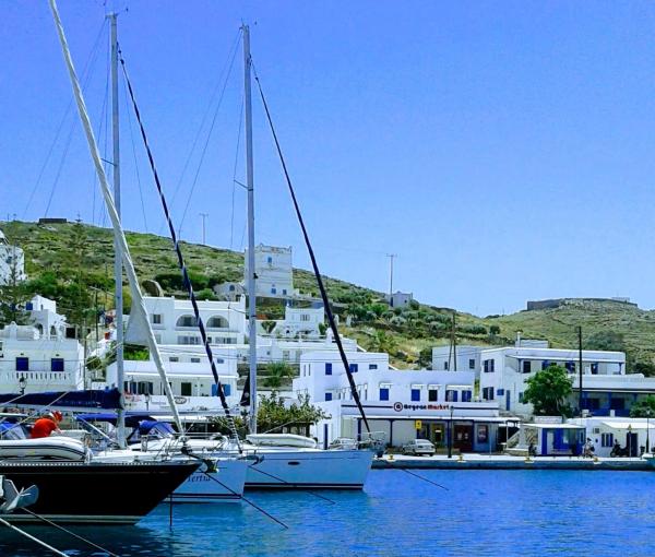 Yacht Front Studio - Back Yard - No 8 - Ios