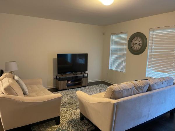 Spacious & Family Friendly 3br | 10 Min To Uptown - Charlotte Douglas Airport (CLT)